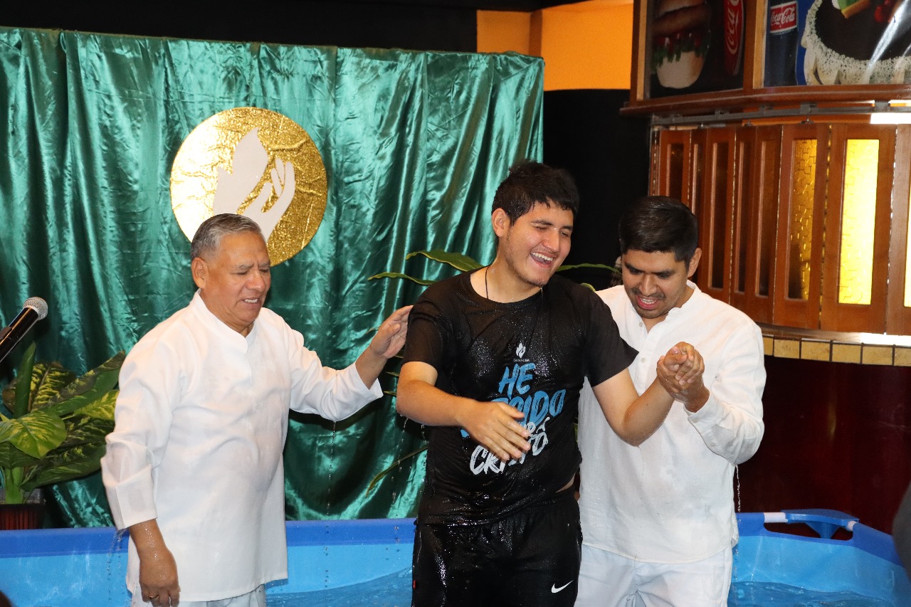 Bautismo en Iglesia CEM: 20 personas confiesan a Jesús como salvador de ...