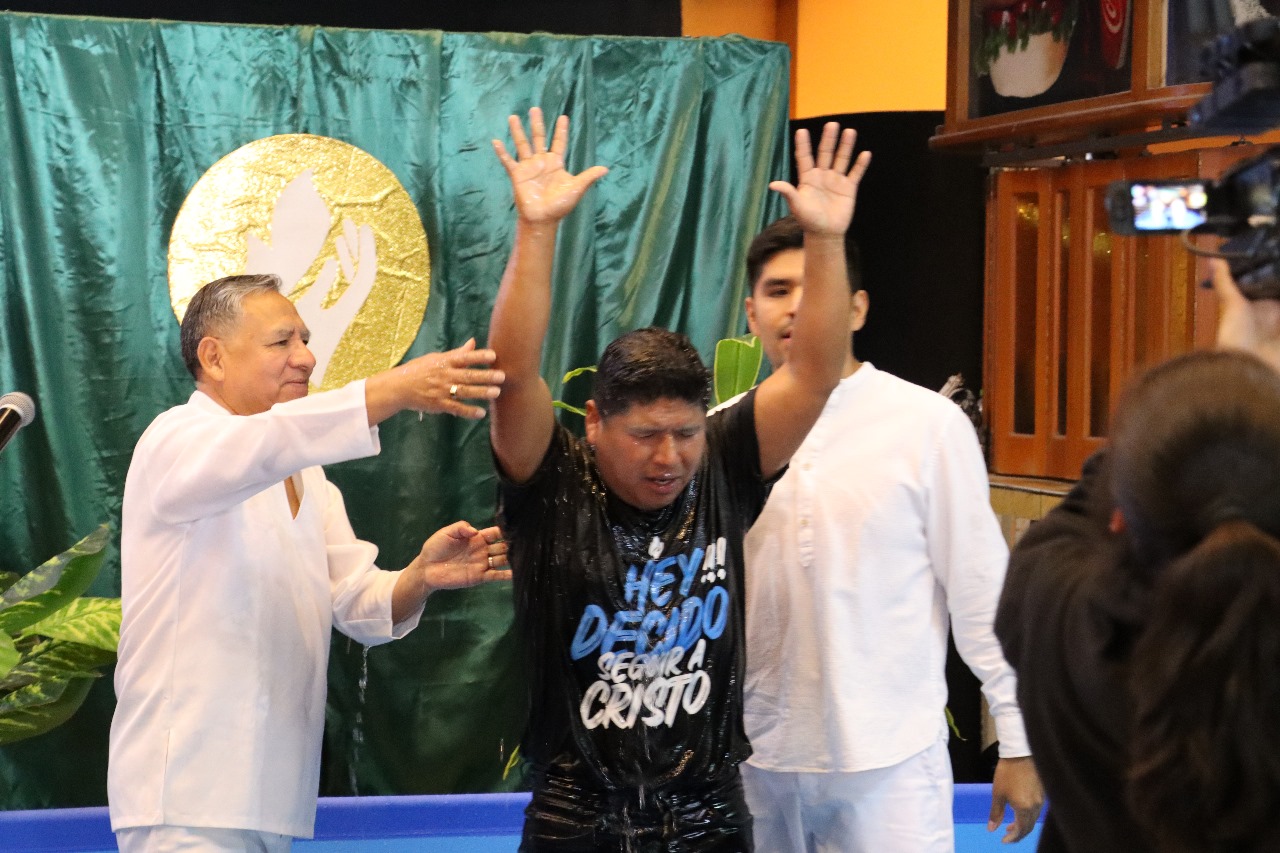 Bautismo en Iglesia CEM: 20 personas confiesan a Jesús como salvador de ...
