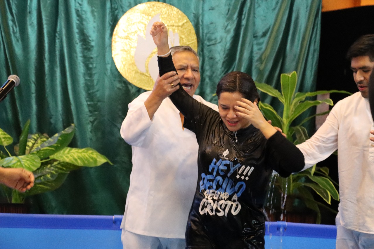 Bautismo en Iglesia CEM: 20 personas confiesan a Jesús como salvador de ...
